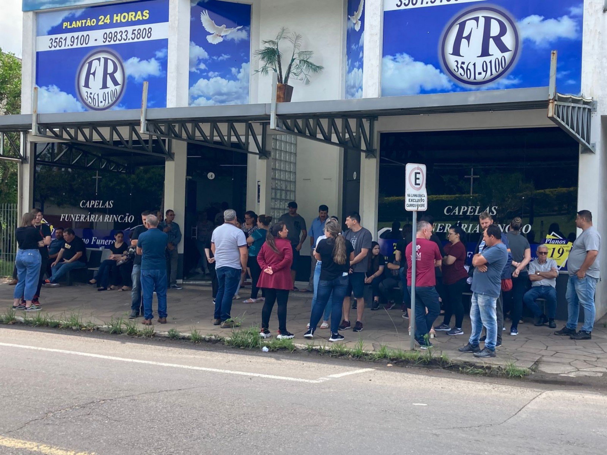 Familiares E Amigos Se Despedem De Dona De Floricultura Assassinada Em