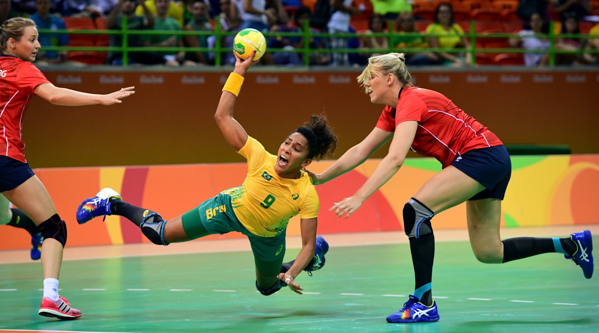 Brasil domina e vence Noruega na estreia do handebol feminino ...