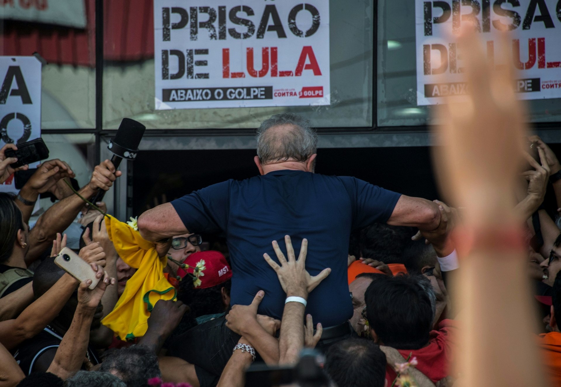 Lula chega a Curitiba para iniciar o cumprimento da pena de 12 anos e ...
