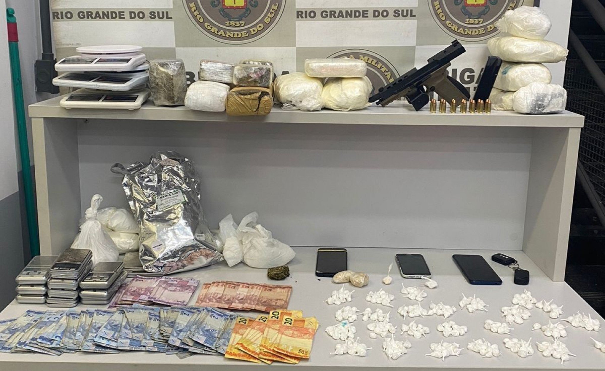 Quatro São Presos Por Suspeita De Tráfico De Drogas E Porte Ilegal De