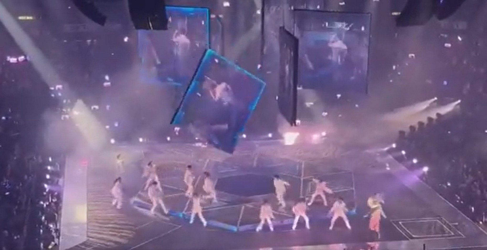 Telão despenca durante show e atinge integrantes da boyband Mirror ...