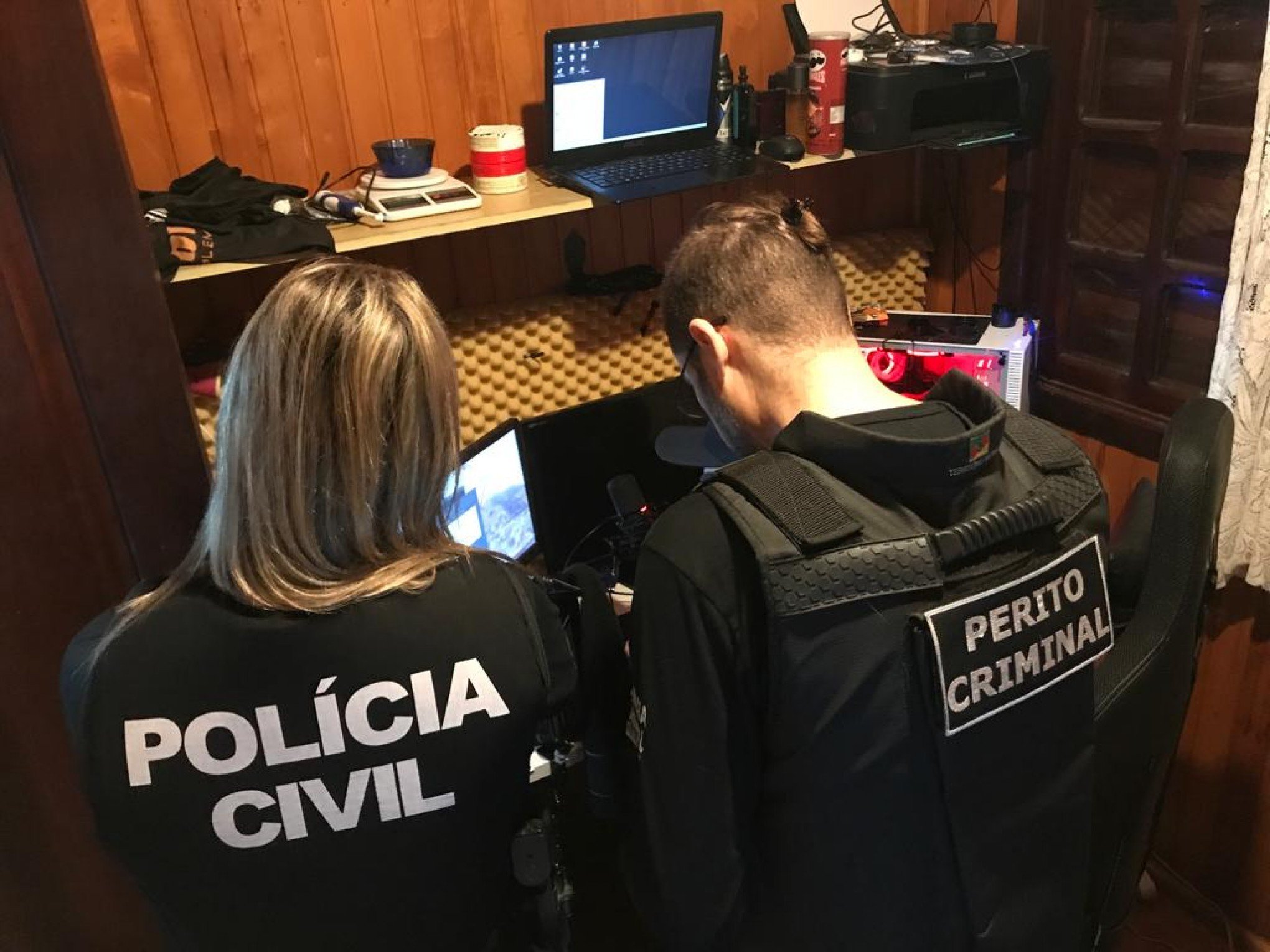 Homem é preso suspeito de integrar grupo responsável por ataques ... Homem é preso suspeito de integrar grupo responsável por ataques ...