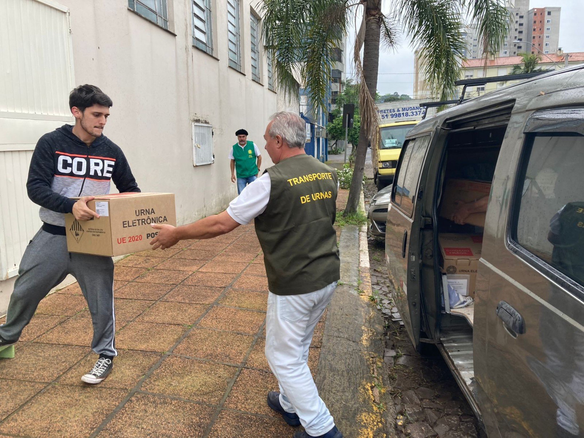 Transporte das urnas eletrônicas para locais de votação em Novo ... Transporte das urnas eletrônicas para locais de votação em Novo ...