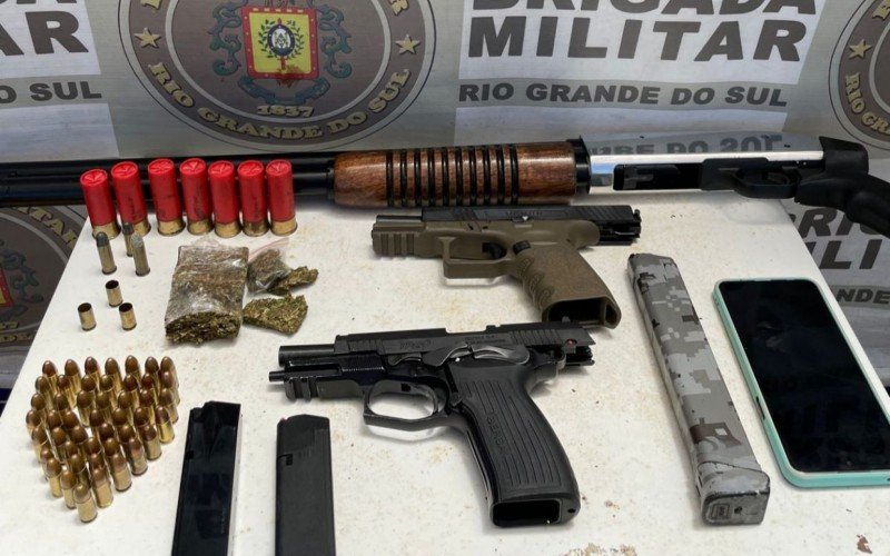 Submetralhadora Armas E Munições São Encontradas Enterradas Em