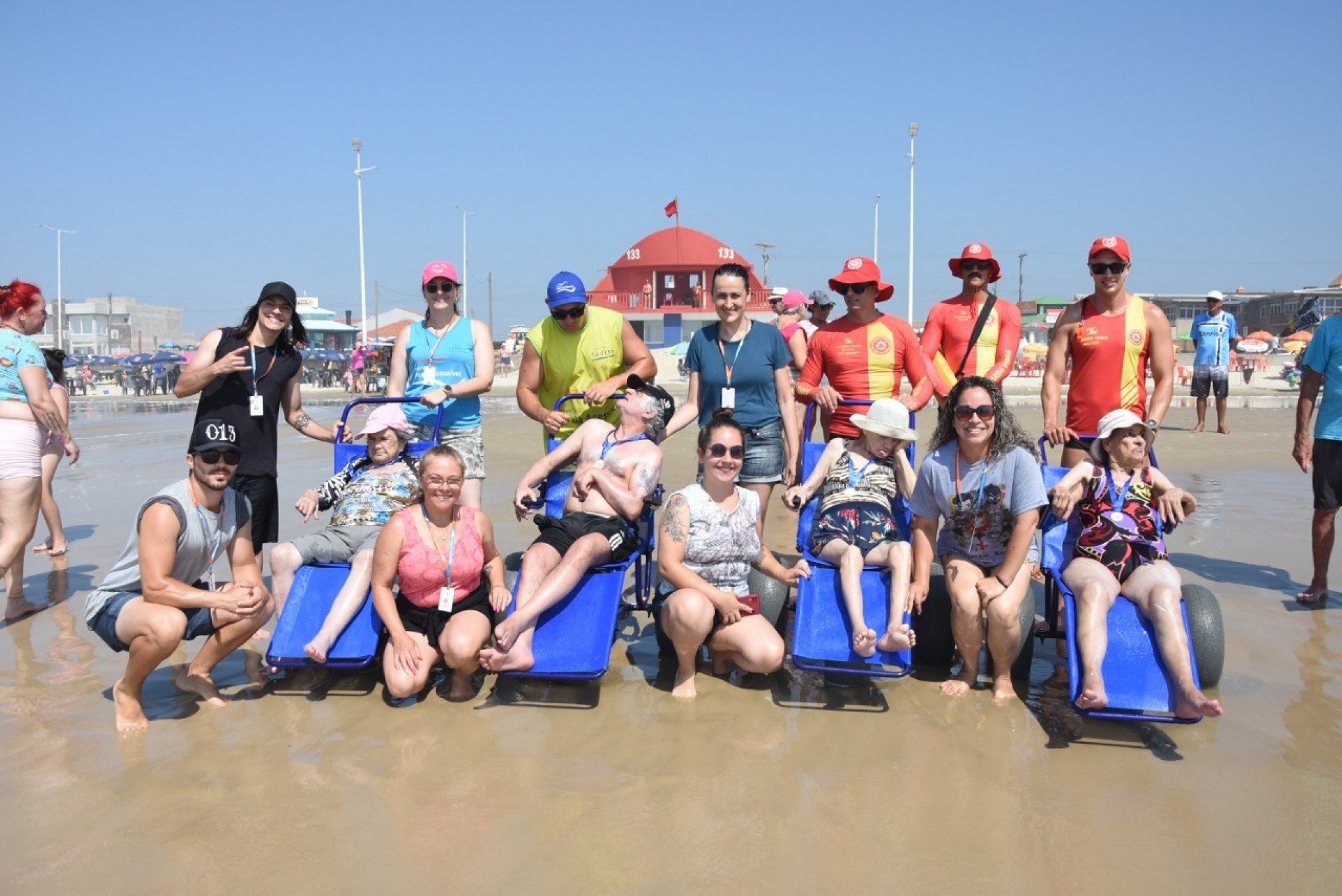 Cadeiras anfíbias permitem que moradores de lar de idosos tomem banho ...