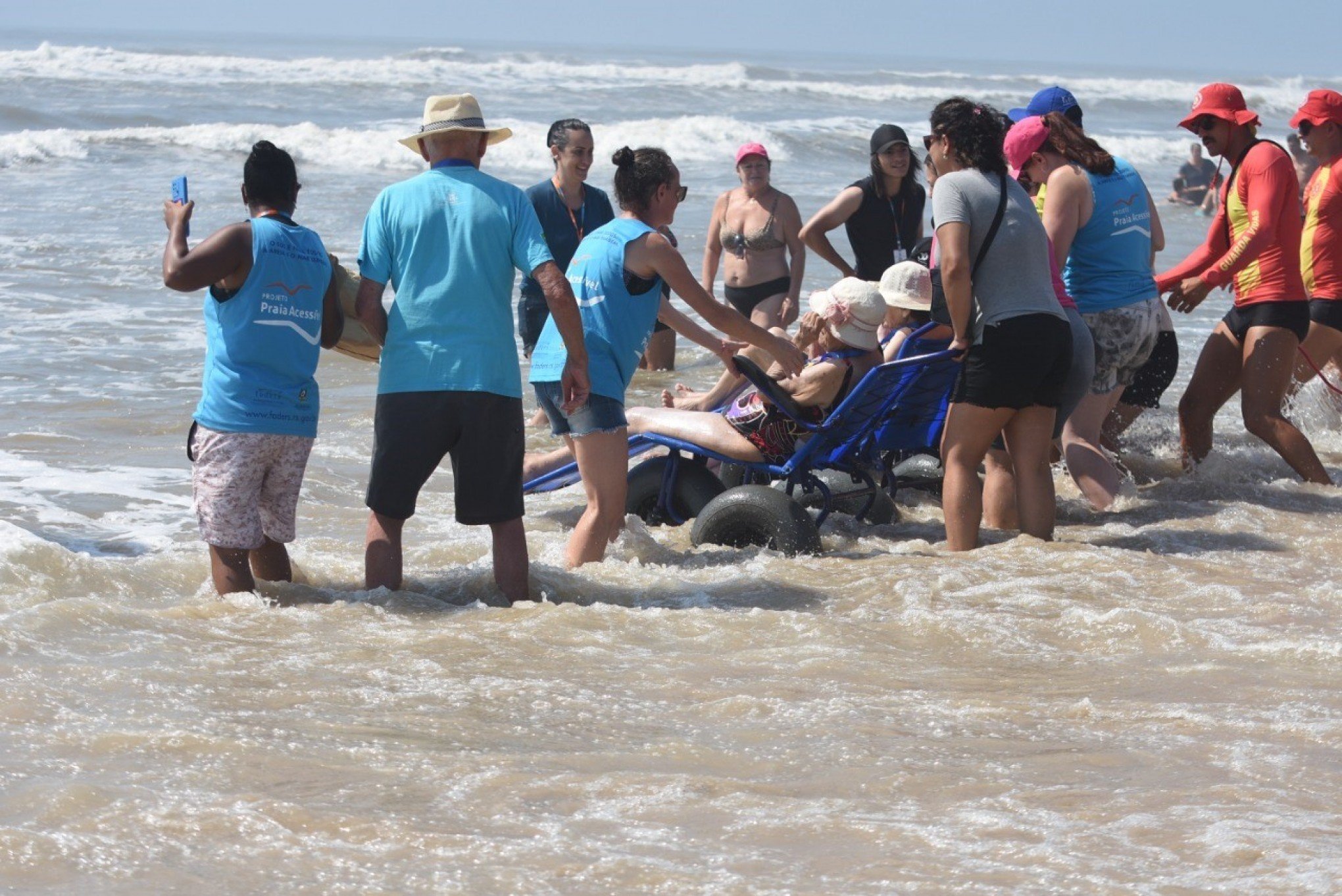 Cadeiras anfíbias permitem que moradores de lar de idosos tomem banho ...