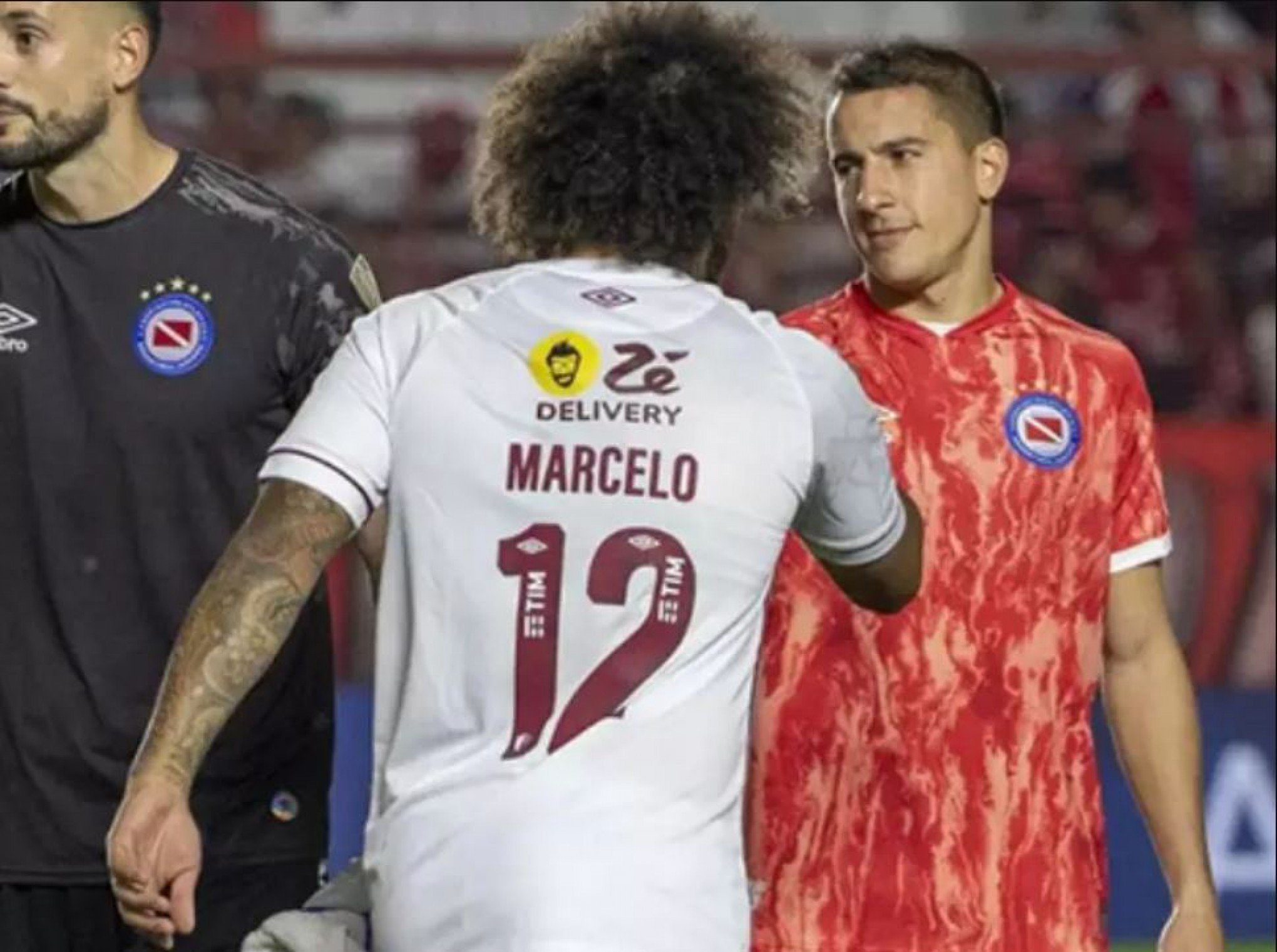 VÍDEO: Marcelo, do Fluminense, provoca lesão acidental em Luciano Sánchez, jogador do Argentinos ...