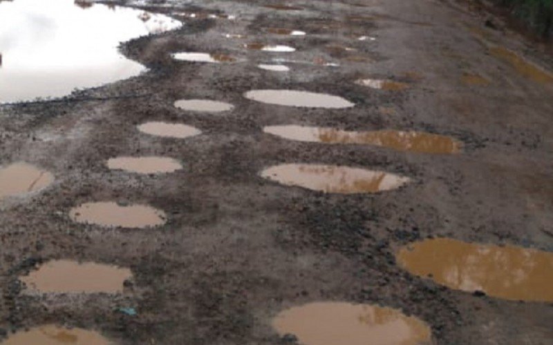 Moradores reclamam de estrada que parece "campo minado" em Novo ...
