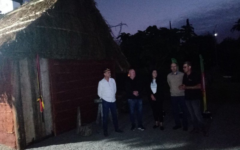 Réplica das choupanas construídas por imigrantes é inaugurada em Lomba ...