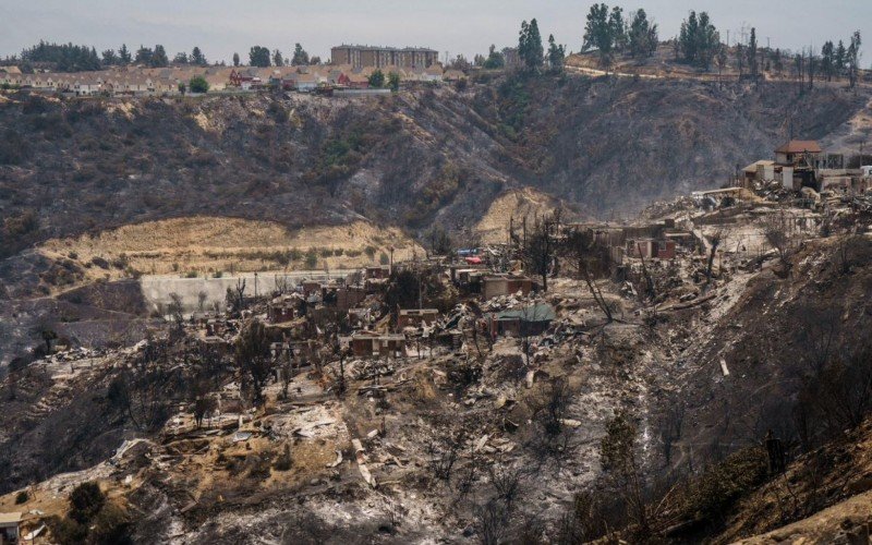 CHILE: Vídeo mostra bombeiros em meio ao incêndio descontrolado que já ...