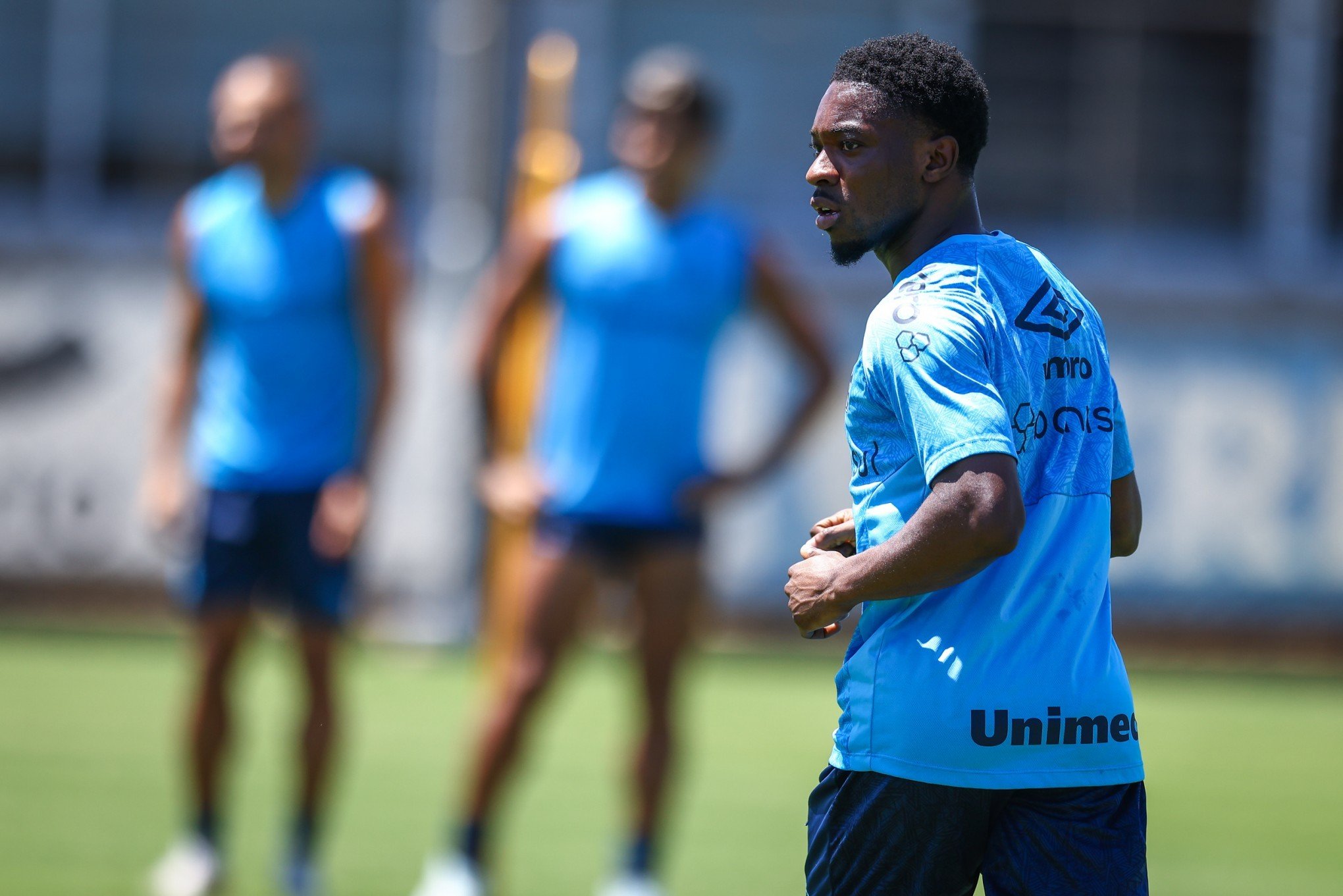 Atacante Francis Amuzu é anunciado pelo Grêmio | abc+