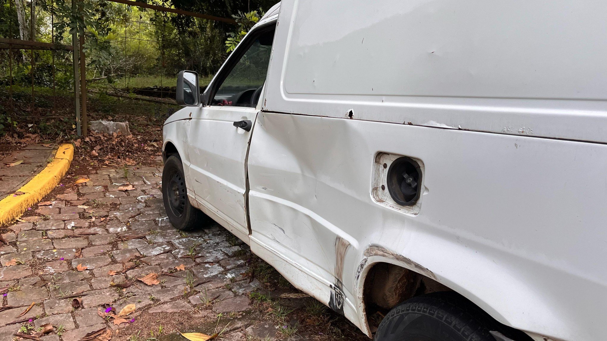 BR-116: Carro rodopia na pista e para atravessado na rodovia após ...