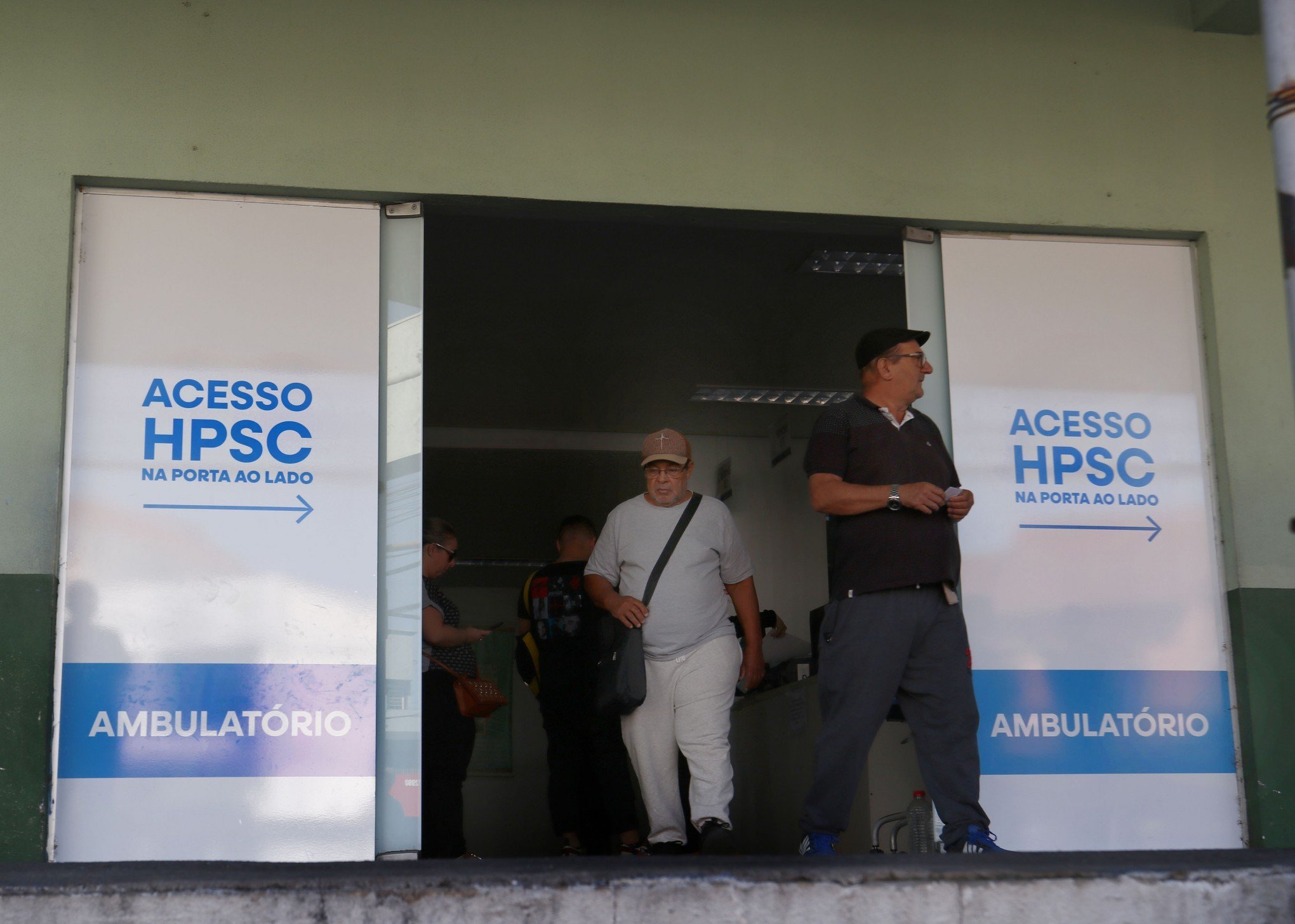 Após superlotação, pacientes procuram atendimento no ambulatório do ...