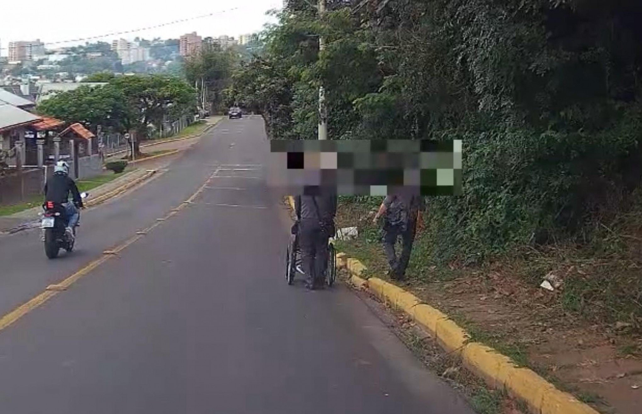 VÍDEO: Motorista flagra desafio que é andar com cadeira de rodas na Rua ...