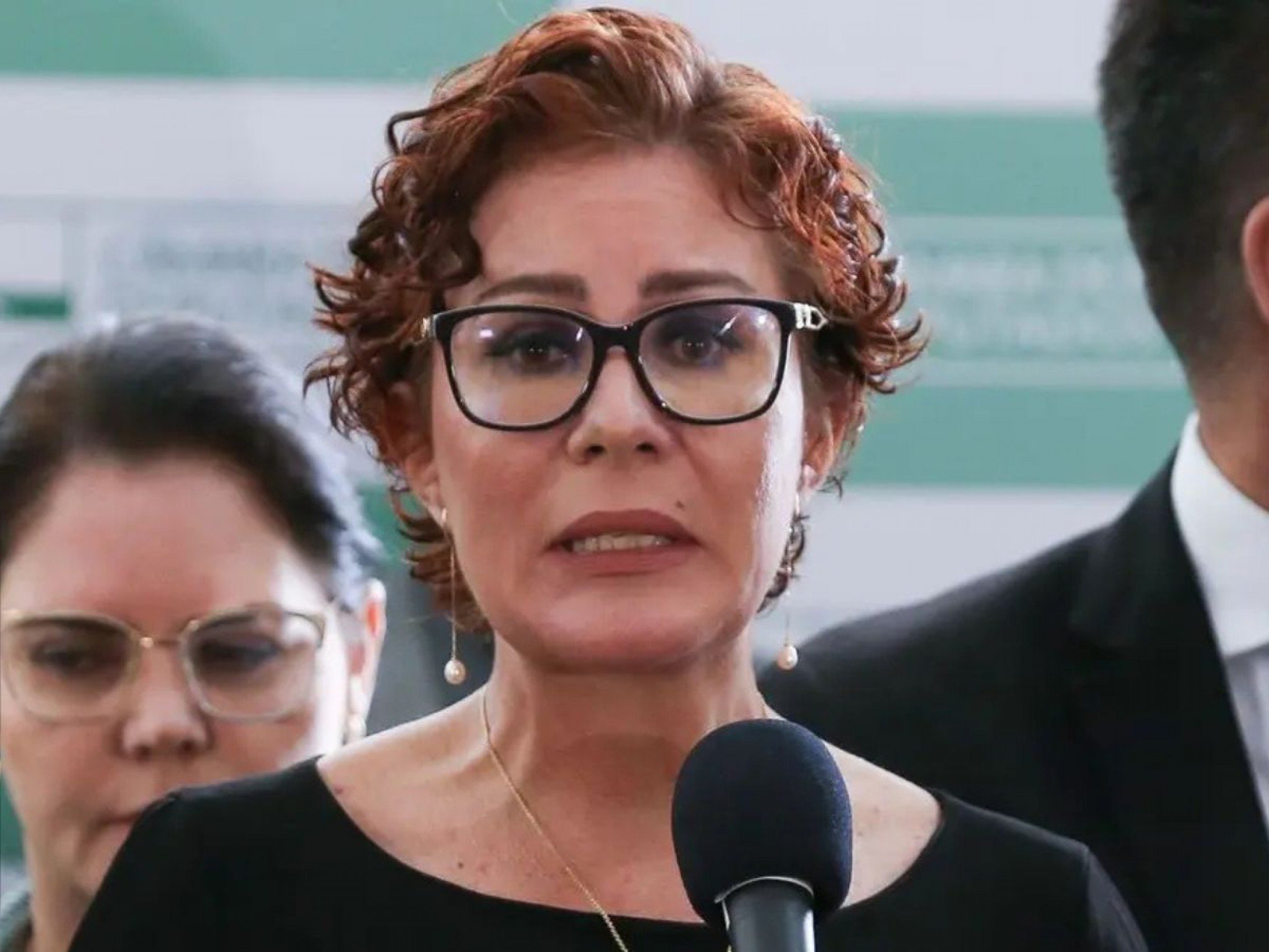 Flávio Bolsonaro e Damares Alves visitam Zambelli em prisão na Itália ...