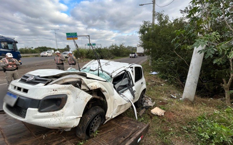 VÍDEO: Duas pessoas ficam presas às ferragens após colisão contra poste no Vale do Sinos | abc+