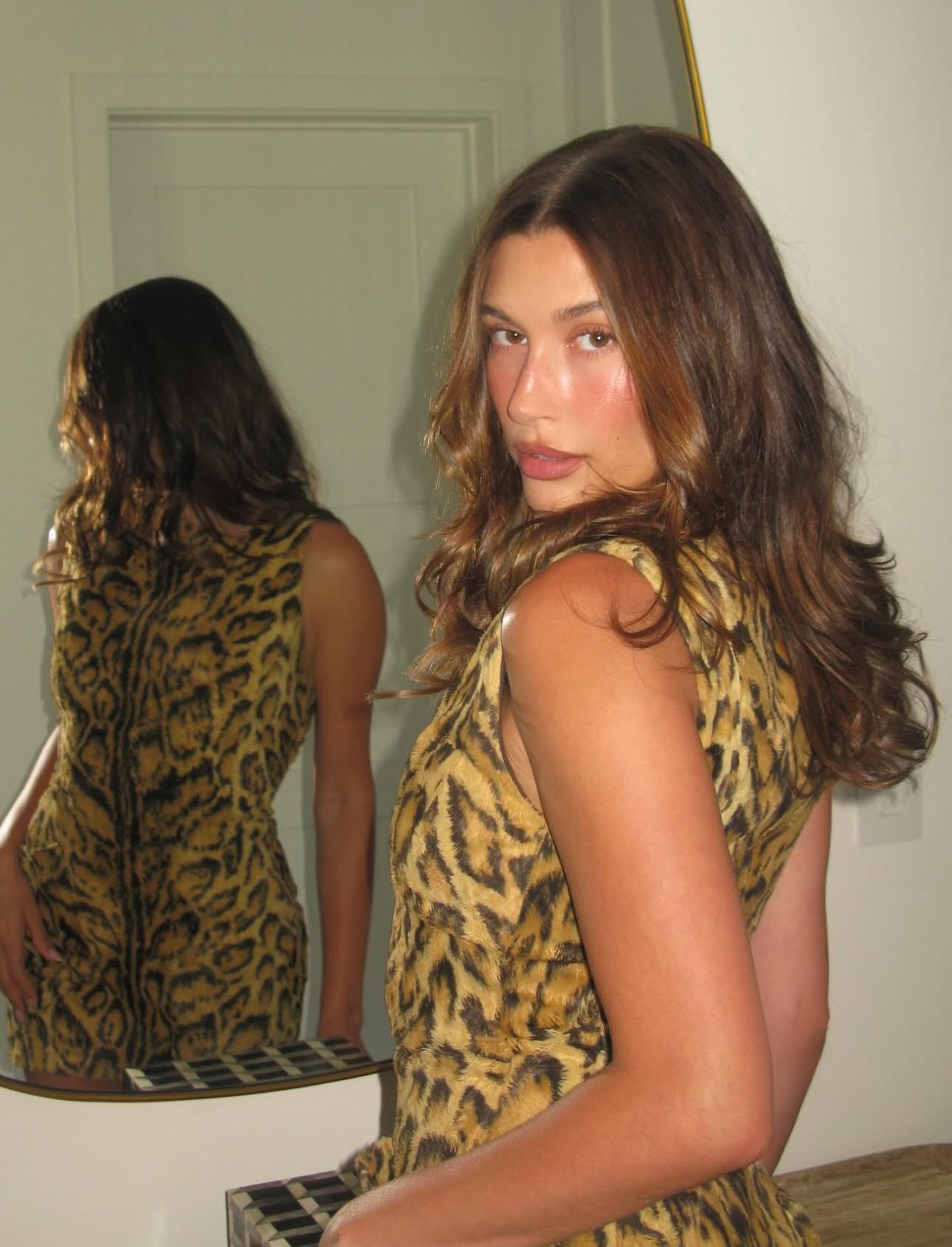 Hailey Bieber confirma estampa animal favorita para o verão | abc+