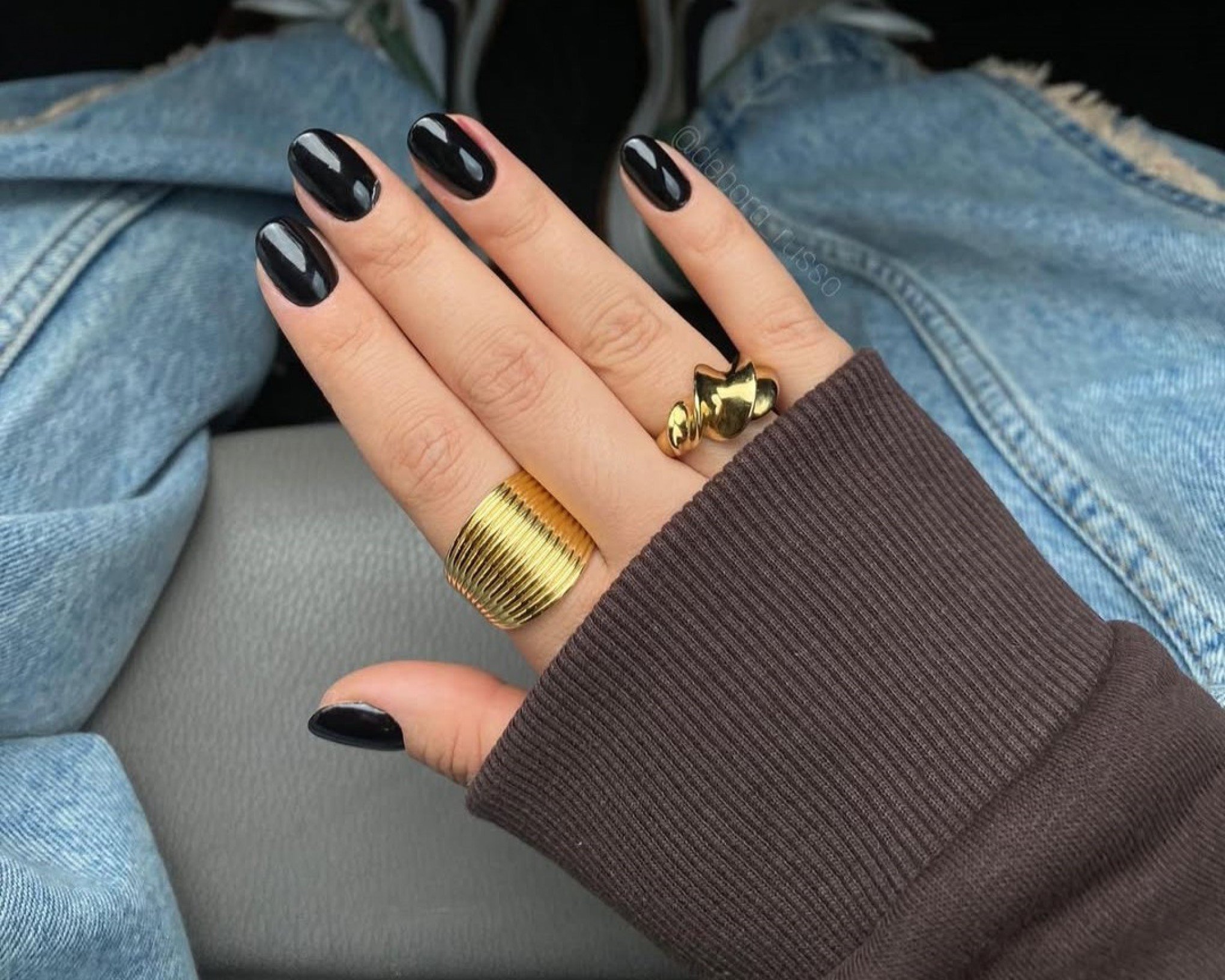 Unhas curtas e escuras: 4 cores de esmalte chiques e elegantes