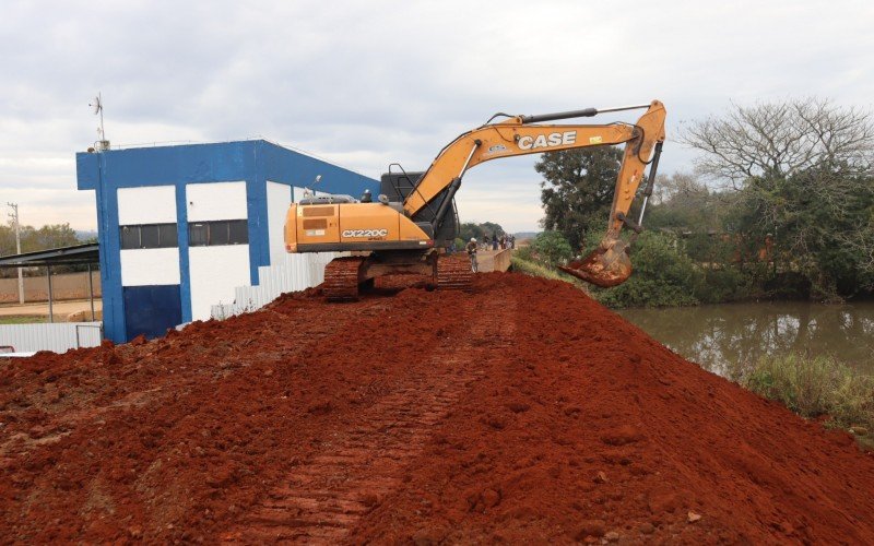 Prefeitura de São Leopoldo faz aplicação de argila em trecho do dique ...