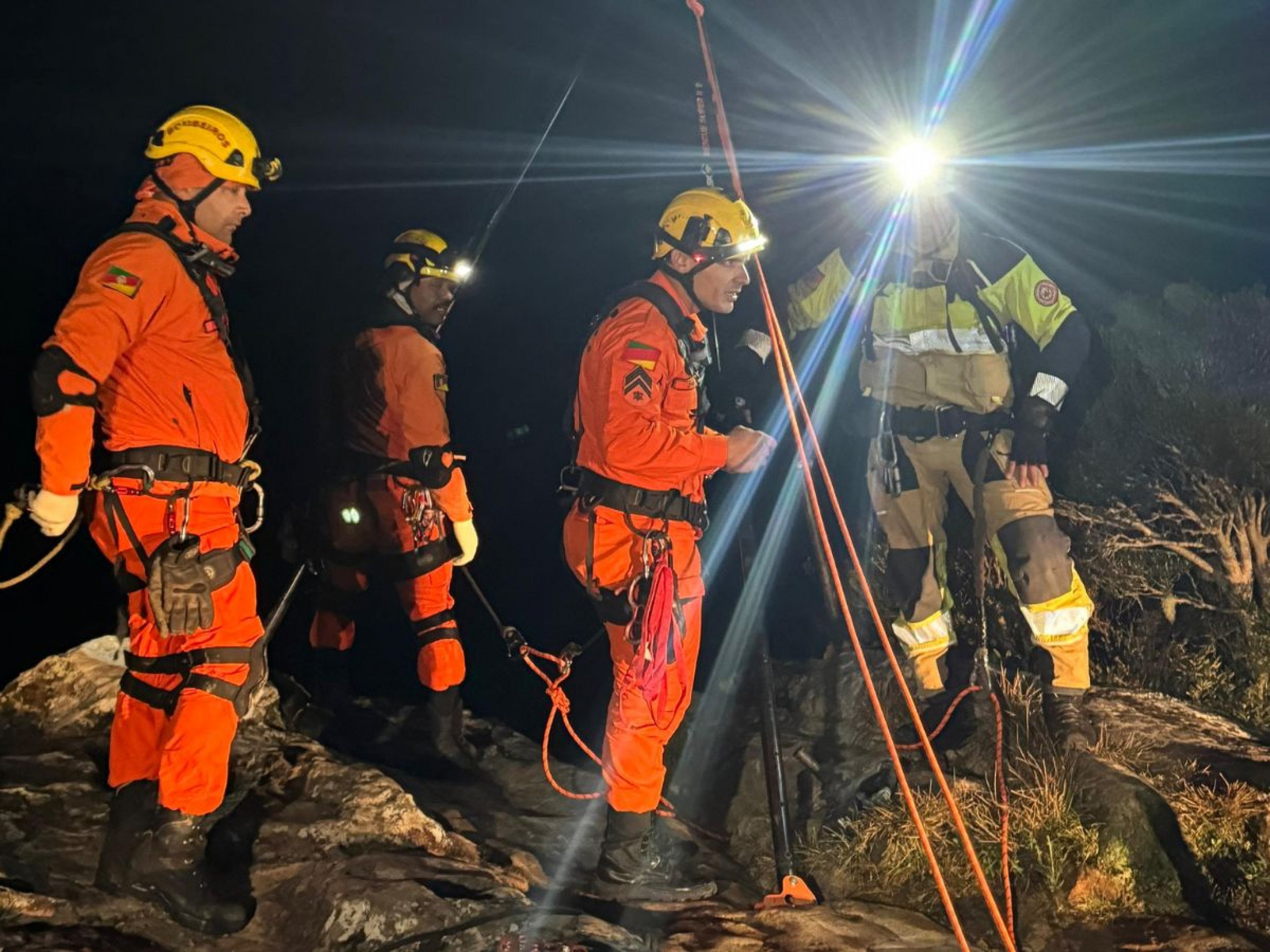 "Um cenário com muita dificuldade", narra bombeiro que participa do ...