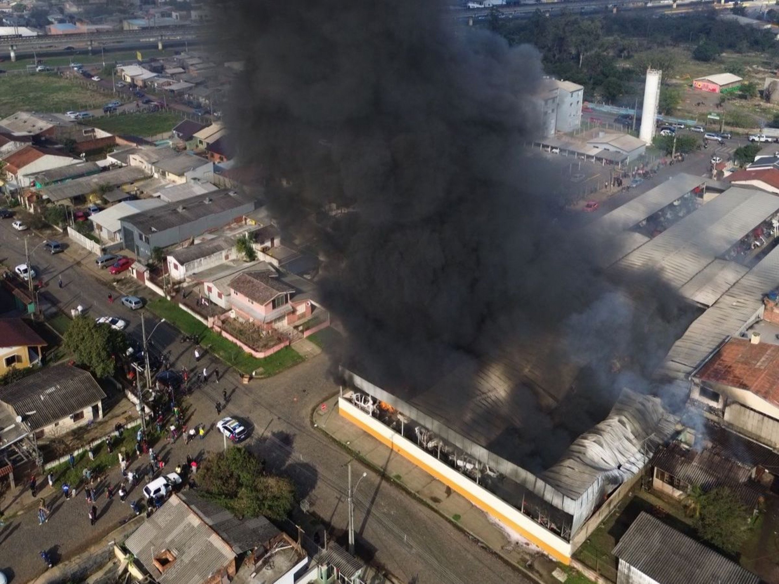 VÍDEO: Incêndio atinge estabelecimento em São Leopoldo e fumaça é vista ...
