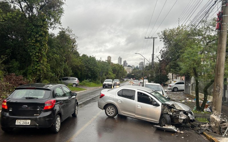 Motorista perde controle de carro e bate contra poste em Novo Hamburgo | abc+