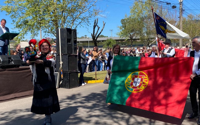 Com trenzinho, Kikitos e hortênsias, Gramado realiza segundo Desfile ...