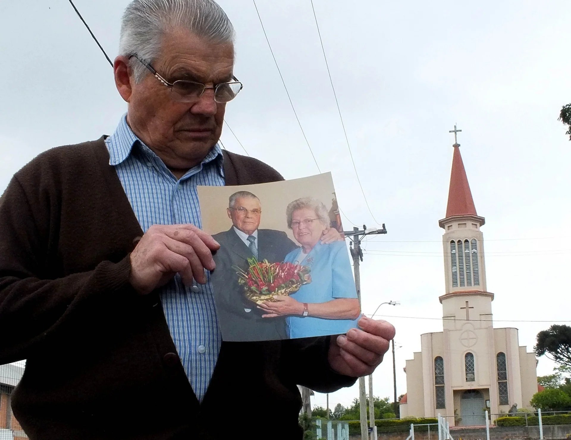 Familiares e amigos se despedem de seu Delmar, marido de dona Beatriz ...