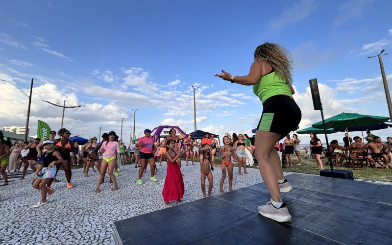 Aulão de FitDance agita veranistas na beira-mar de Tramandaí | abc+