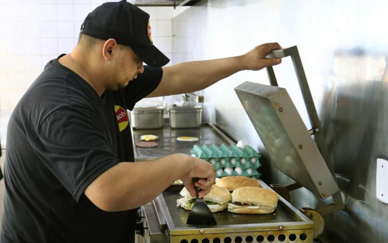 "Coisa boa é devorar um xis": Hoje é dia do lanche que caiu no gosto ...