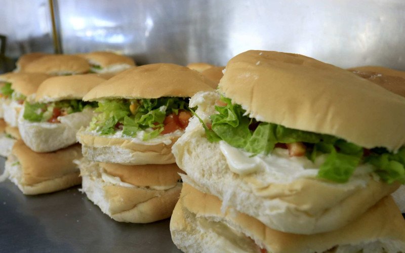 "Coisa boa é devorar um xis": Hoje é dia do lanche que caiu no gosto ...