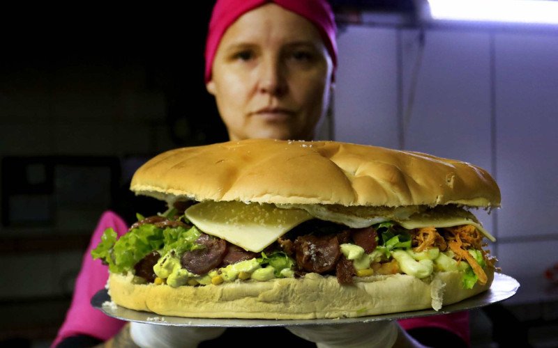 "Coisa boa é devorar um xis": Hoje é dia do lanche que caiu no gosto ...