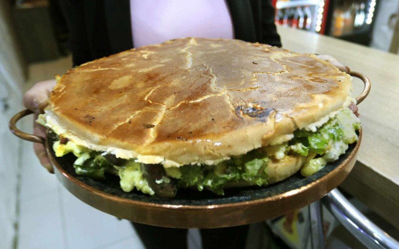 "Coisa boa é devorar um xis": Hoje é dia do lanche que caiu no gosto ...