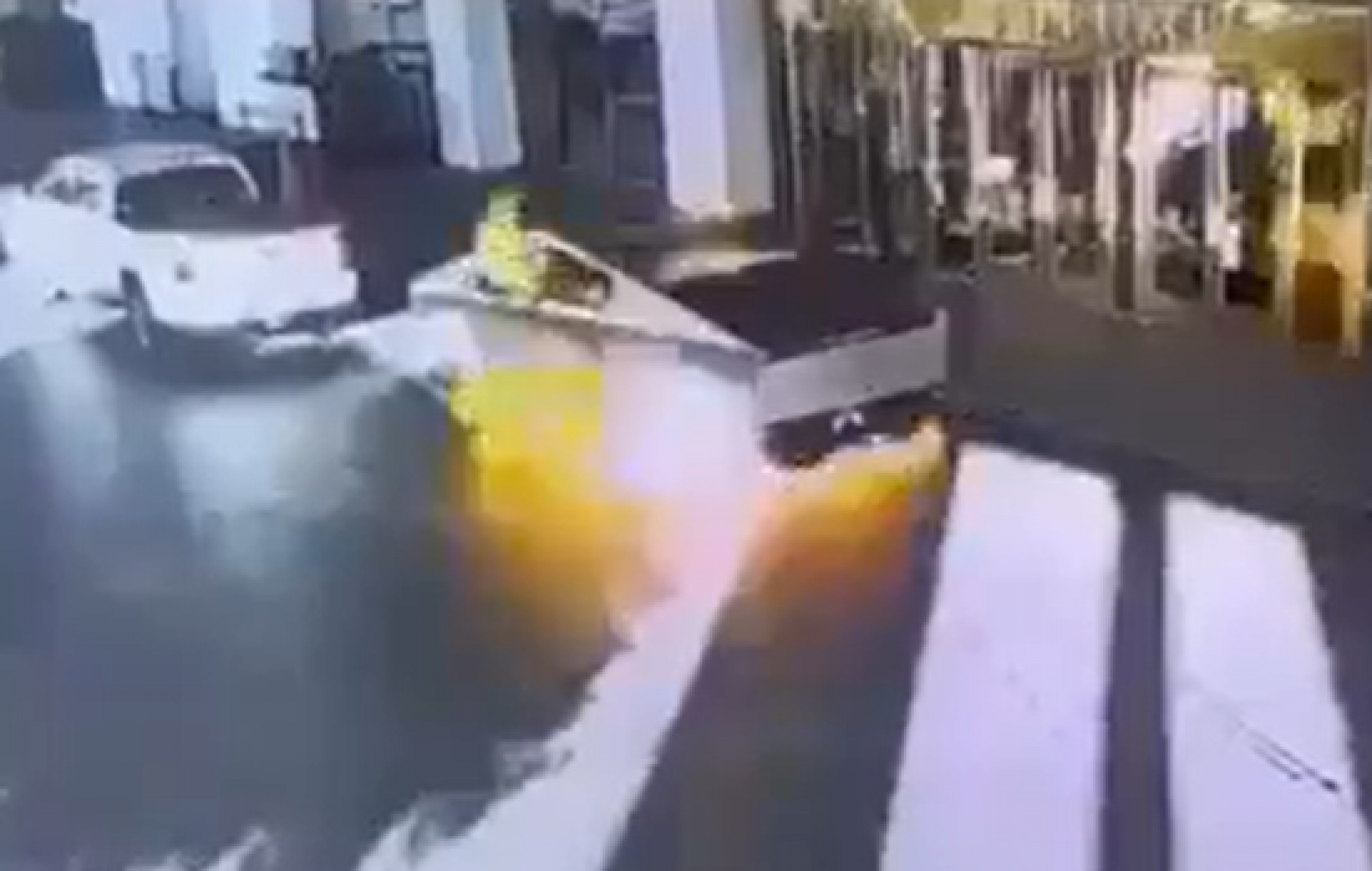 VÍDEO: Carro da Tesla explode em frente ao Trump Hotel e uma pessoa ...