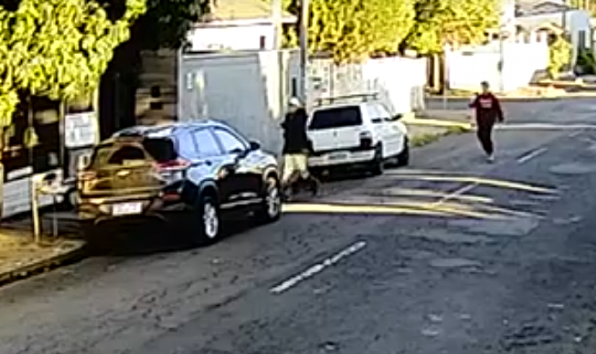 VÍDEO: Criminosos agridem motorista e roubam veículo estacionado em rua ...